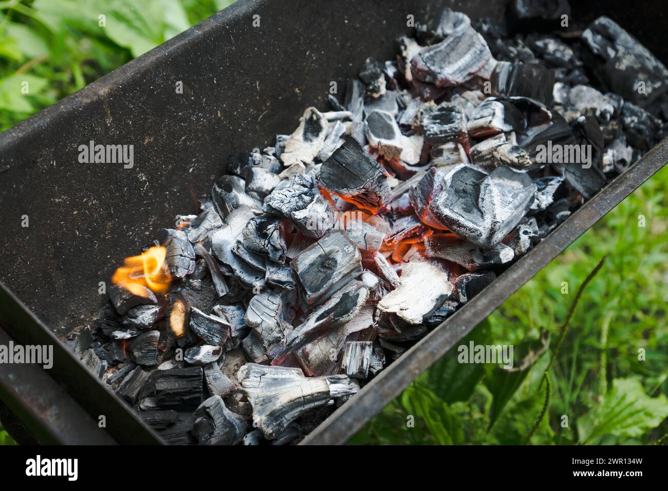 Burning coals in bbq barbecue hi-res stock photography and images - Alamy