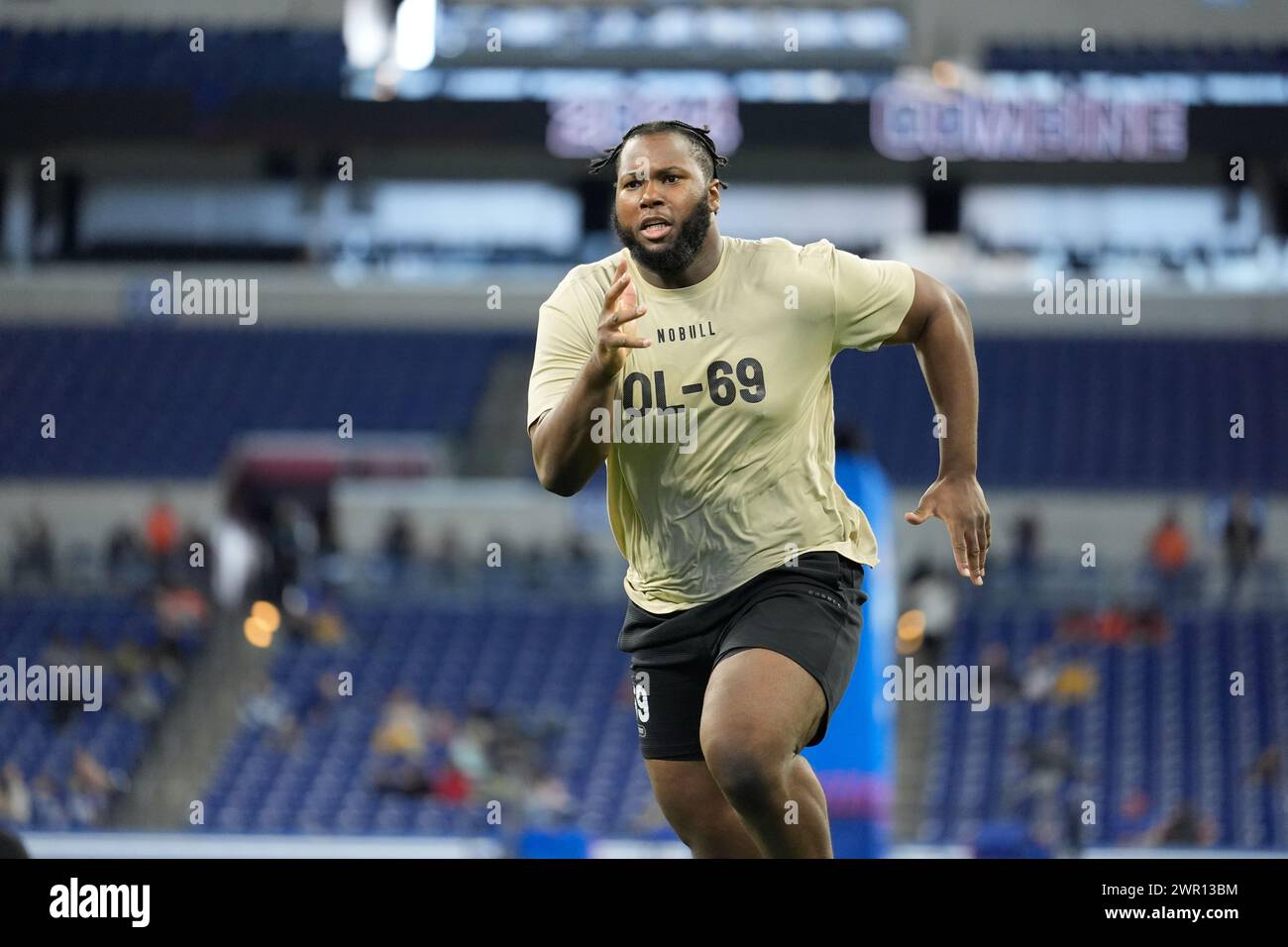 Georgia offensive lineman Sedrick Van Pran-Granger runs a drill at the ...