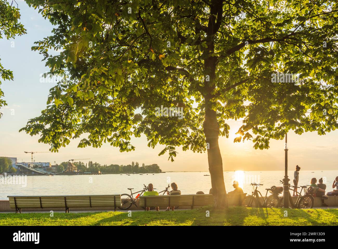 Bregenz: lake Bodensee (Lake Constance), promenade „Molo“, people ...