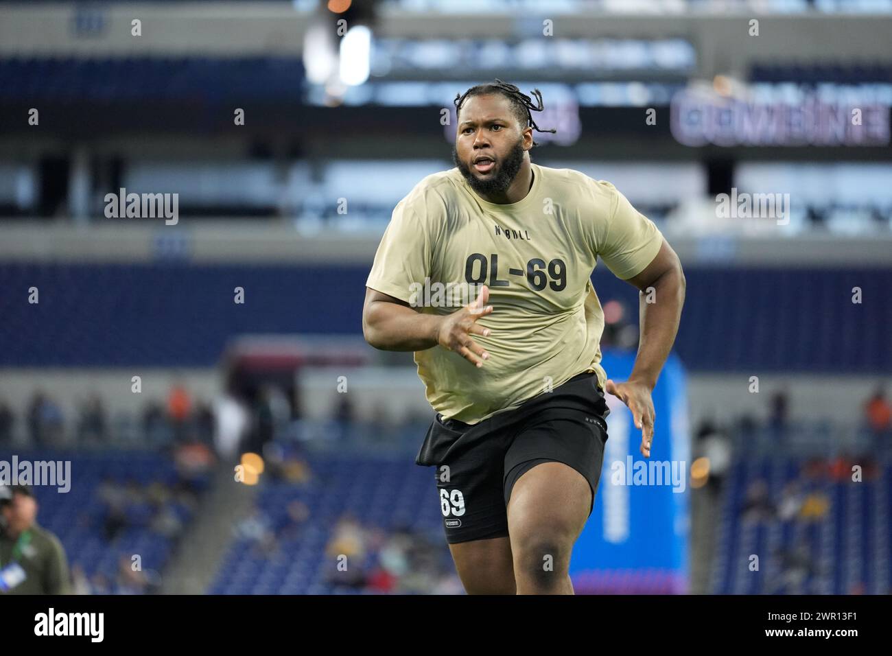 Georgia offensive lineman Sedrick Van Pran-Granger runs a drill at the ...