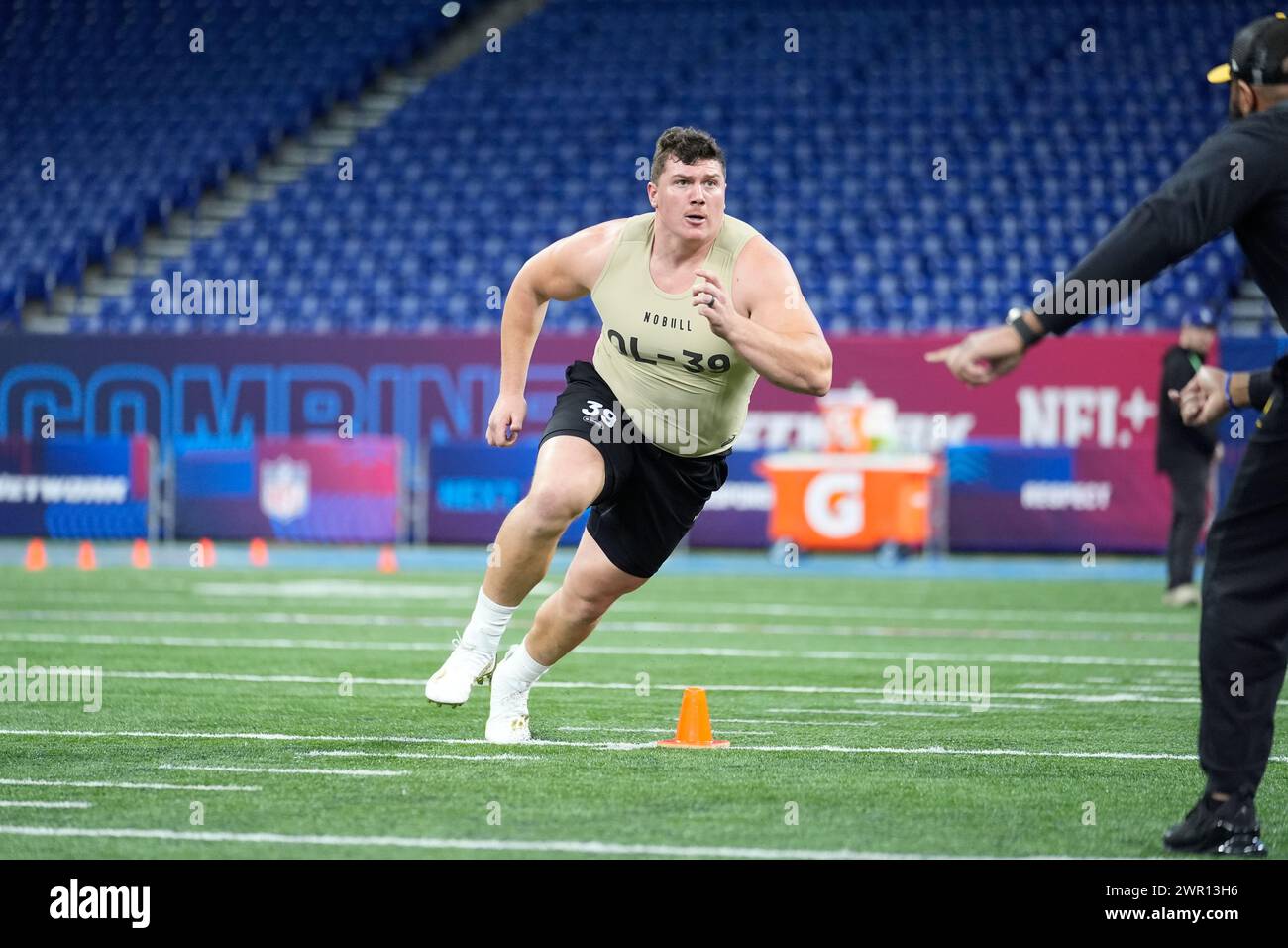 Southern California offensive lineman Jarrett Kingston runs a drill at ...