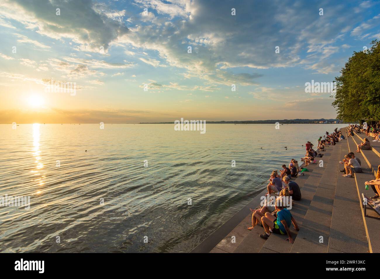Bregenz: lake Bodensee (Lake Constance), promenade „Molo“, people ...