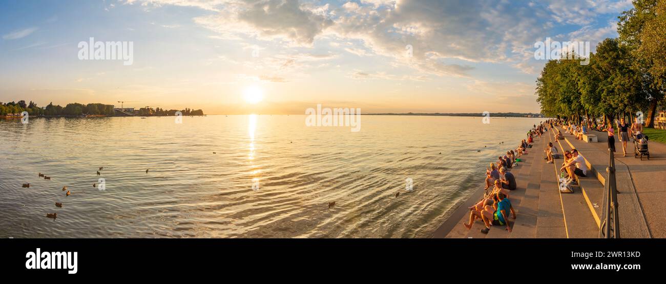 Bregenz: lake Bodensee (Lake Constance), promenade „Molo“, people ...
