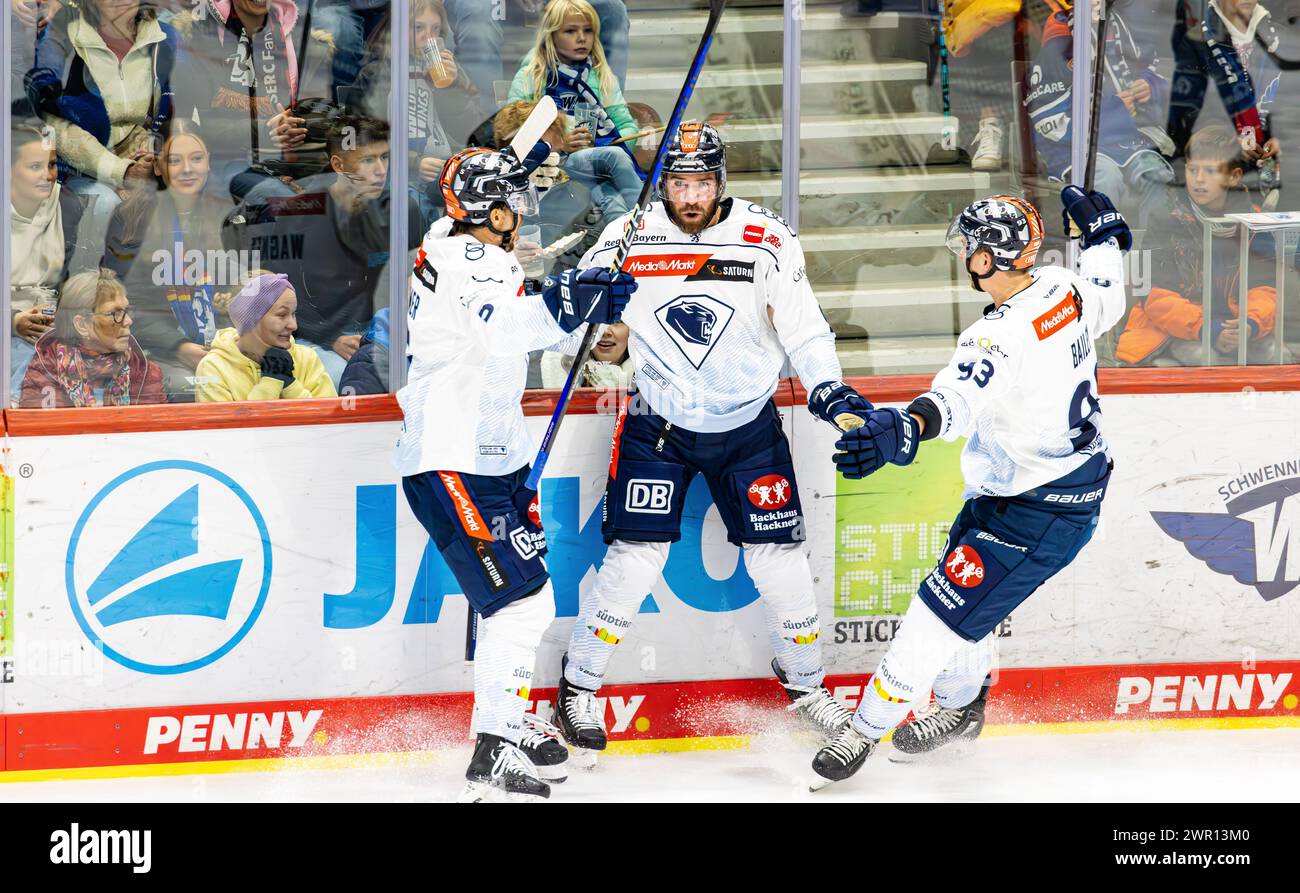 Der Ingolstädter Torschüter #9 Andrew Rowe (mitte), welche die Gäste in ...