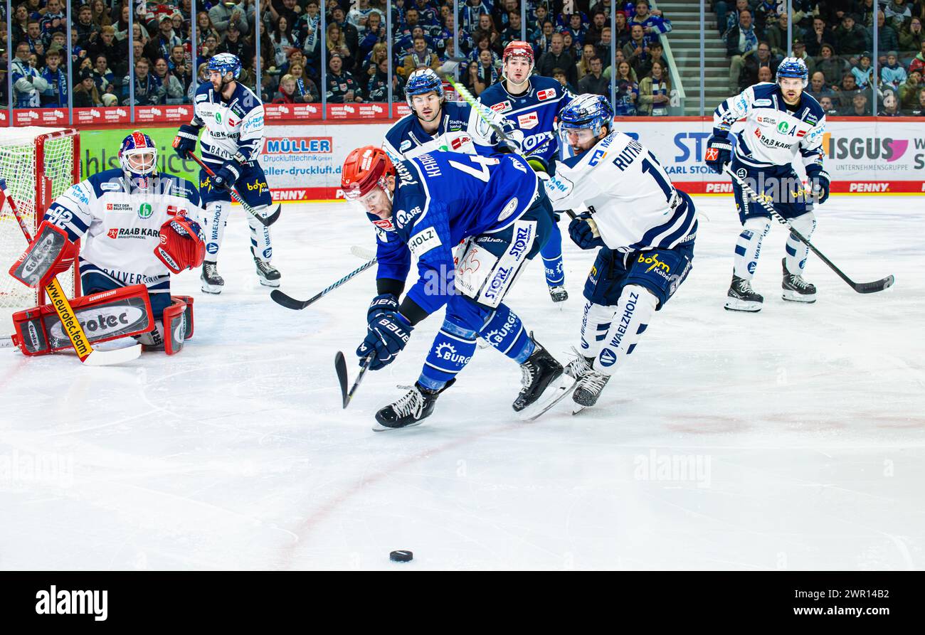 Zweikampf um den Puck zwischen dem Schwenninger #47 Alexander Karachun ...