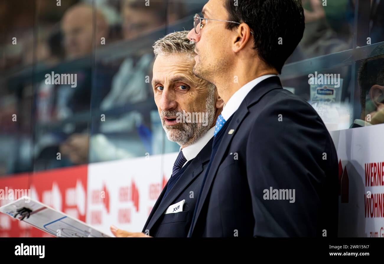 ERC Ingolstadt Cheftrainer Mark French schaut auf die Taktiktafel von ...