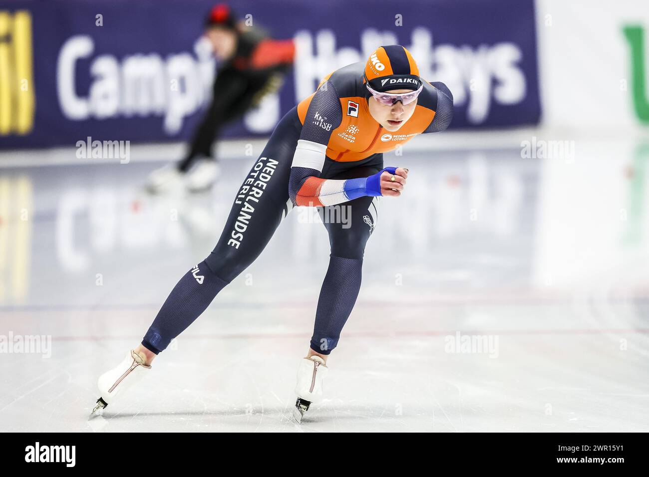 INZELL - Joy Beune (NED) the 5000 meters against Mei Han (CHN) at the ...
