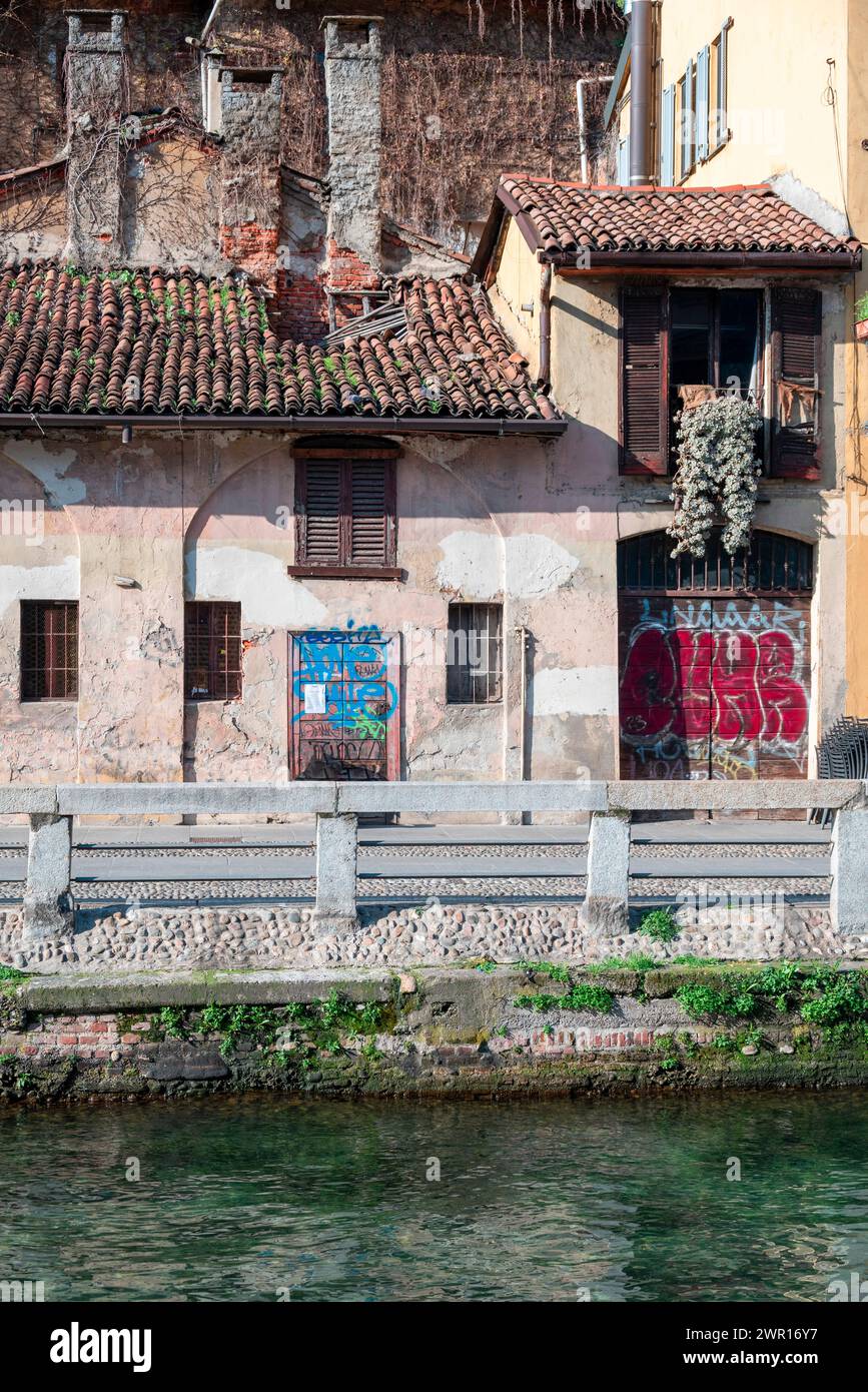 House in an internal courtyard on Alzaia Naviglio Grande in old Milan ...
