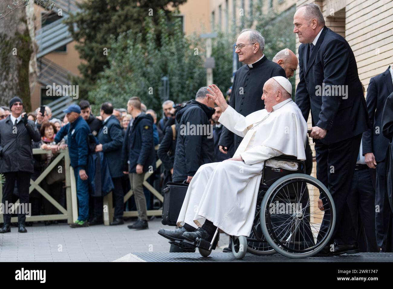 Pope Francis greets faithful as he arrives at the Roman parish of St ...