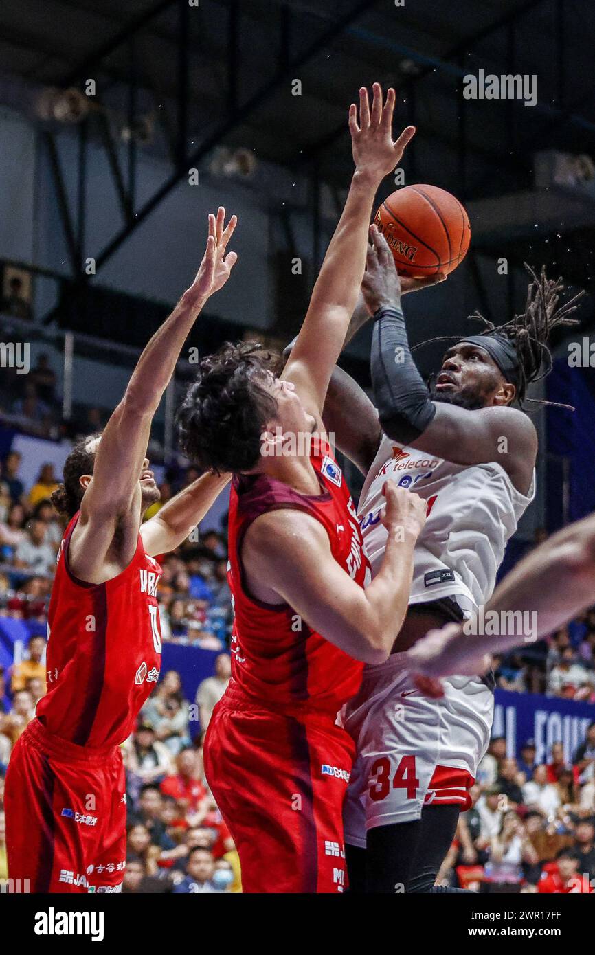 (240310) -- CEBU, March 10, 2024 (Xinhua) -- Jameel Warney (R) of South Korea's Seoul SK Knights ...