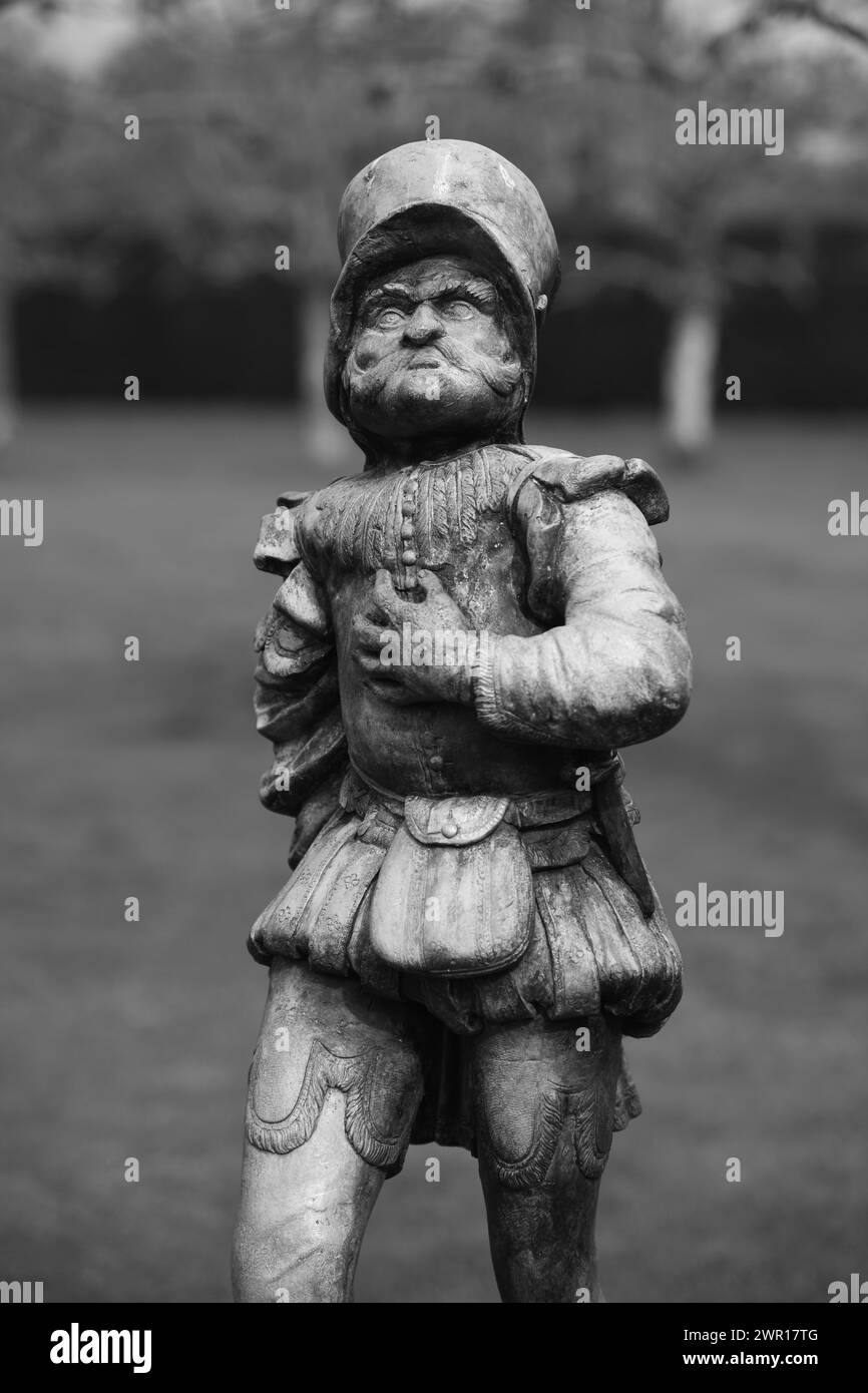 Statue and pleached lime hi-res stock photography and images - Alamy