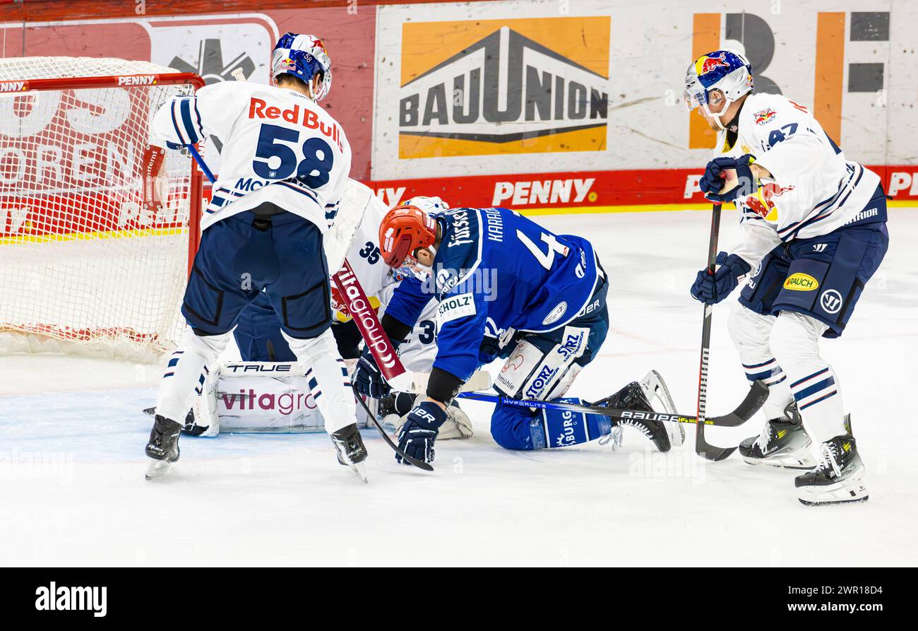 Der Schwenninger #47 Alexander Karachun kommt dem Münchner Torwart #35 ...