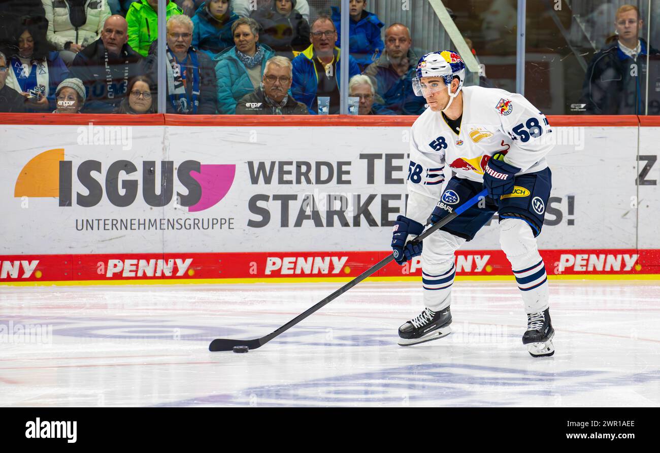 #58 Ryan Mckiernan, Verteidiger EHC Red Bull München mit dem Puck ...