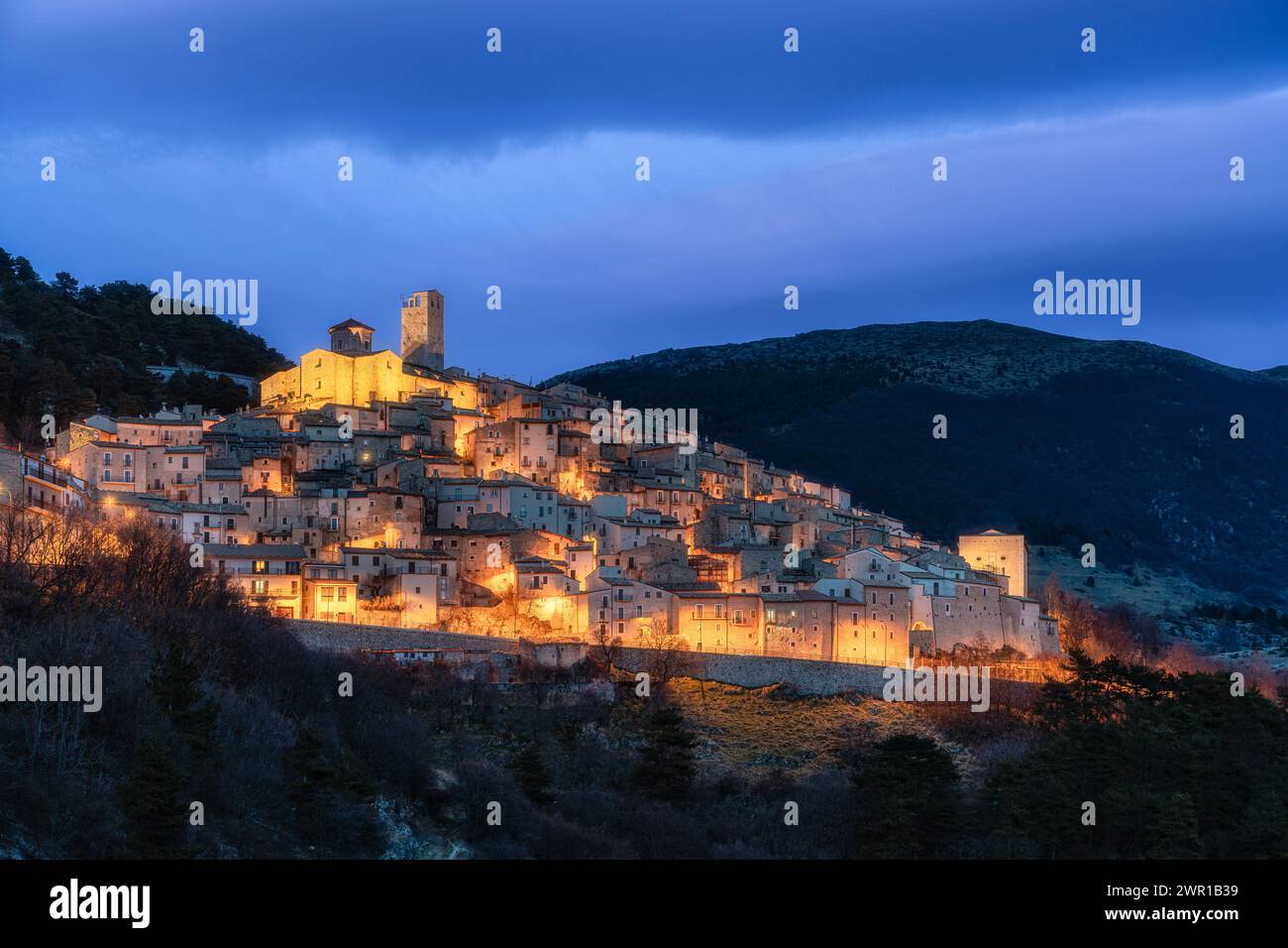 Castel del monte abruzzo italy hi-res stock photography and images - Alamy