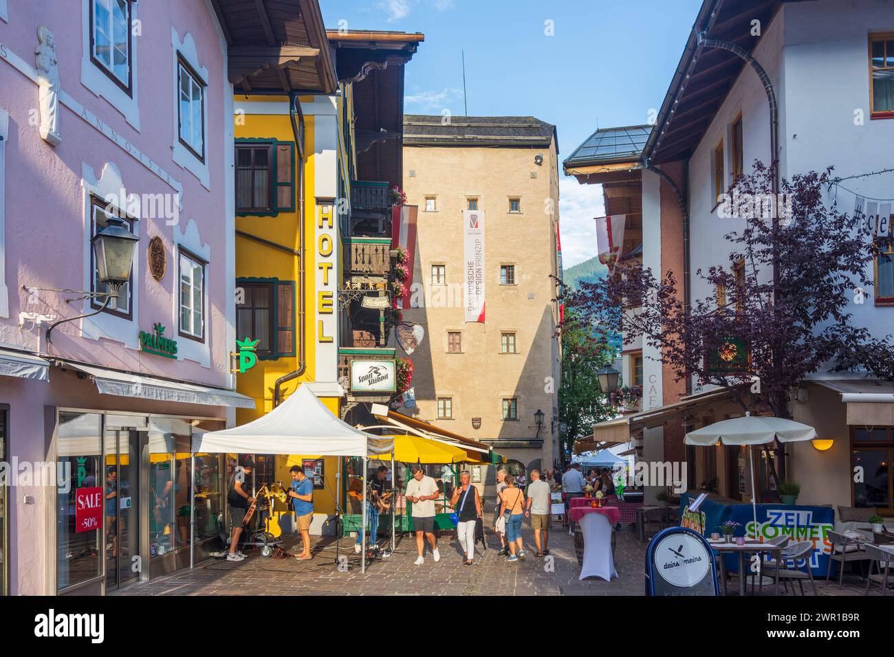 Zell am See: alley Dreifaltigkeitsgasse in Old Town, tower Vogtturm ...