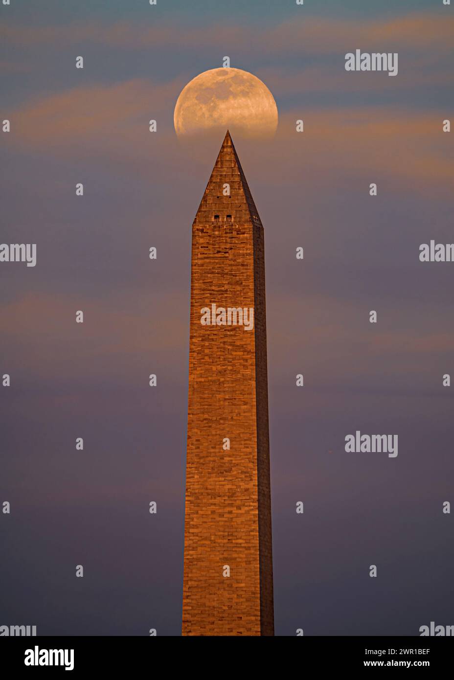 Washington monument moon hi-res stock photography and images - Alamy