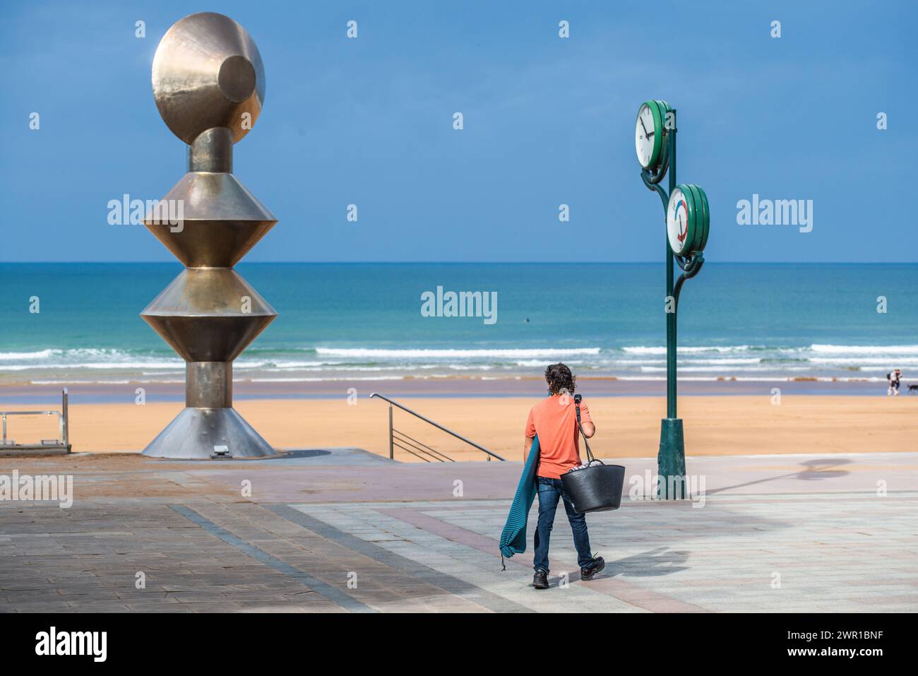 Dama statue by Marcos Hernando, Itsasertza Kalea beach promenade in ...