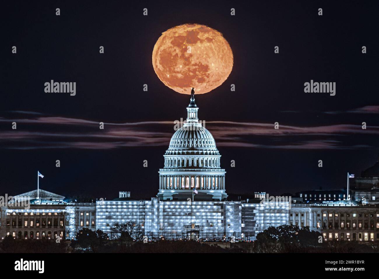 Moon over dc hi-res stock photography and images - Alamy