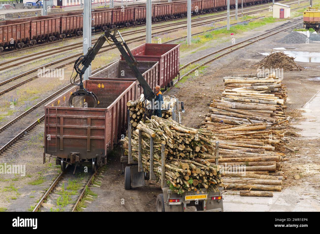 Loading a railroad freight car hi-res stock photography and images - Alamy