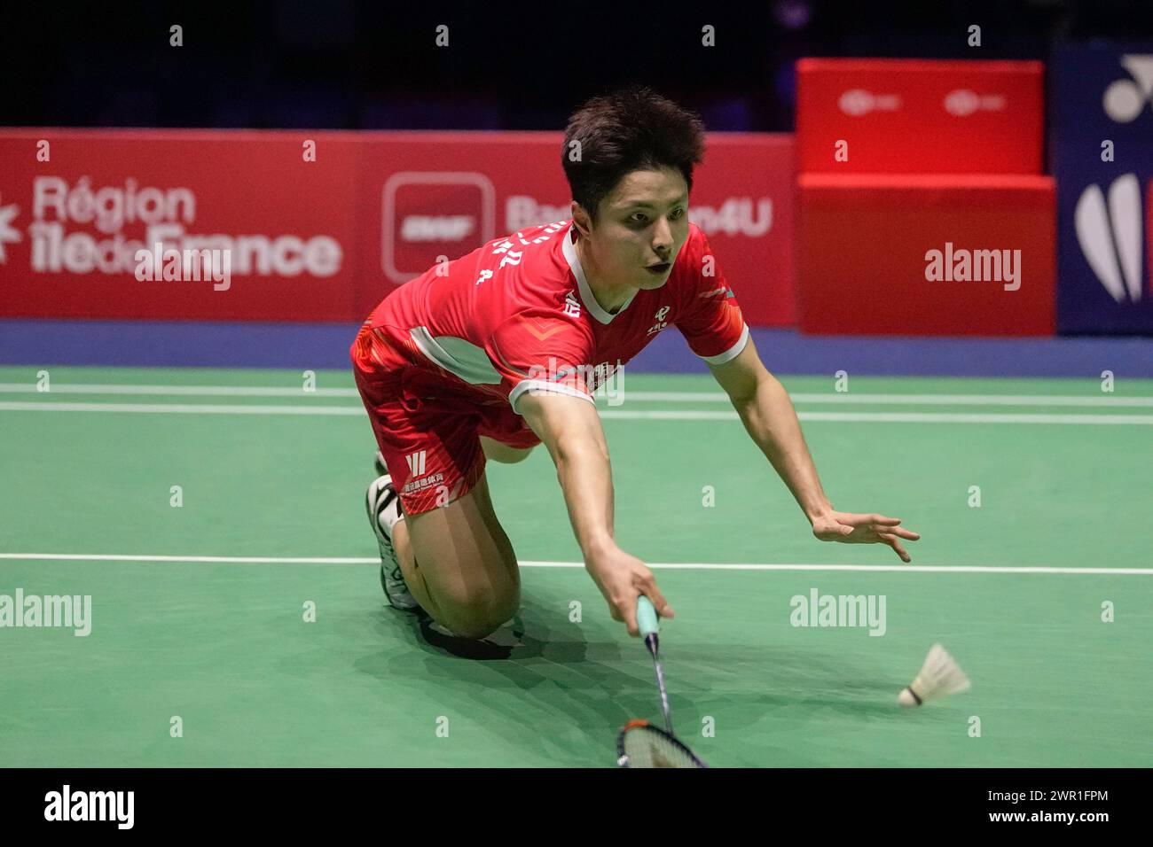 Shi Yu Qi of China competes against Kunlavut Vitidsarn of Thailand ...