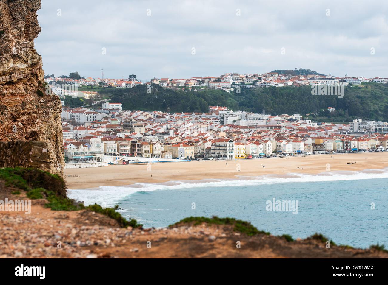 Spiaggia nazare hi-res stock photography and images - Alamy