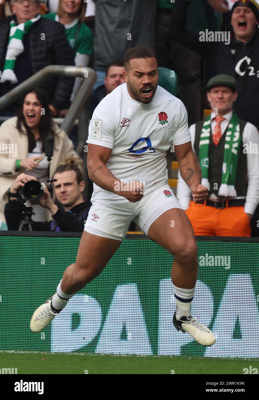 England's Ollie Lawrence celebrates his Try during Guinness 6 Nations ...