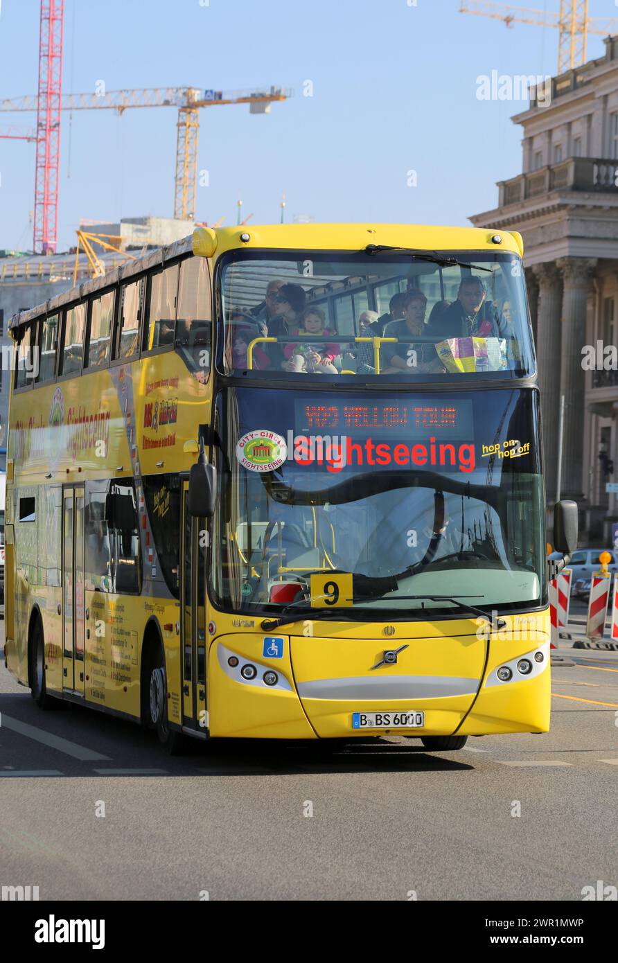 Yellow double decker bus hi-res stock photography and images - Alamy