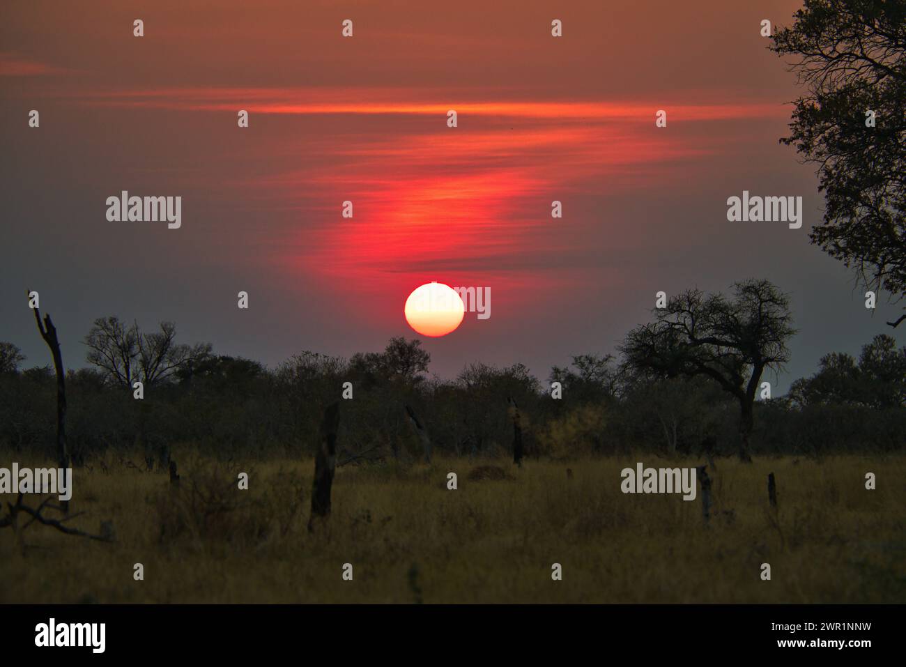 Sun setting over plain rays hi-res stock photography and images - Alamy