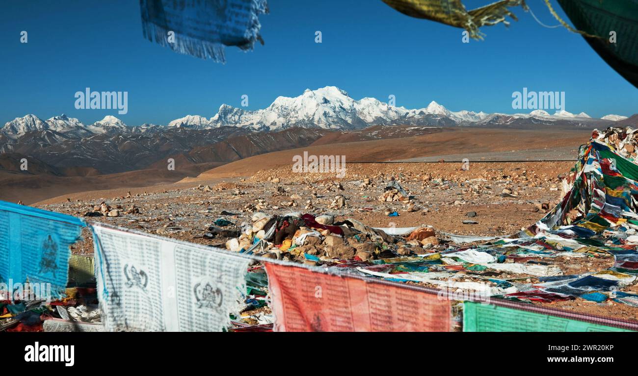 Prayer flags in Himalaya mountains, Tibet Stock Photo - Alamy