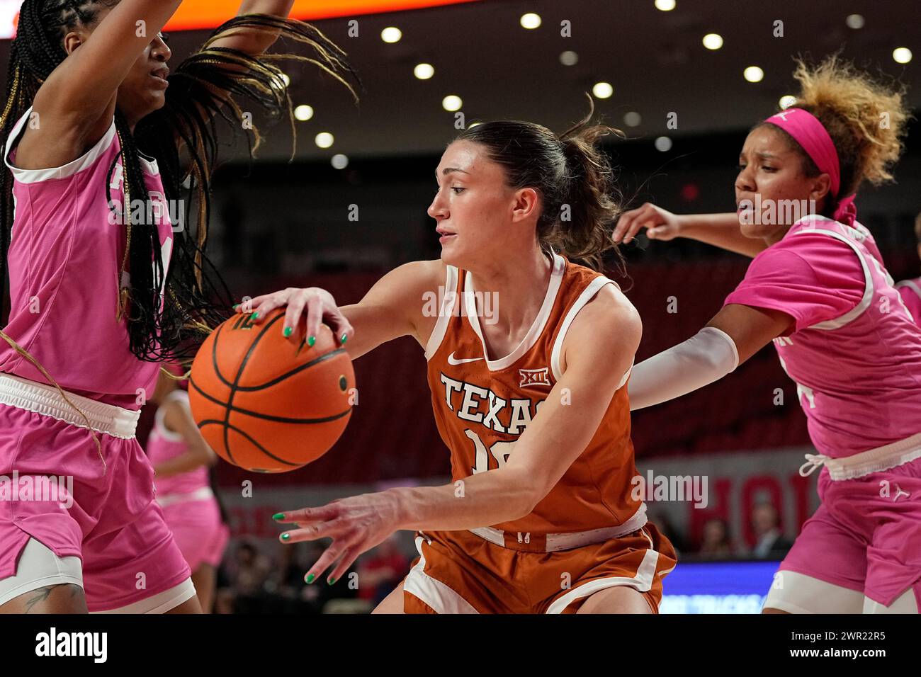 Texas guard Shay Holle, center, passes out of a double team by Houston ...