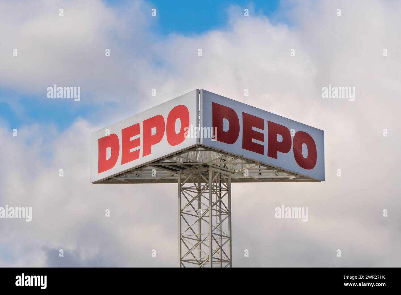 In one biggest hardware store hi-res stock photography and images - Alamy