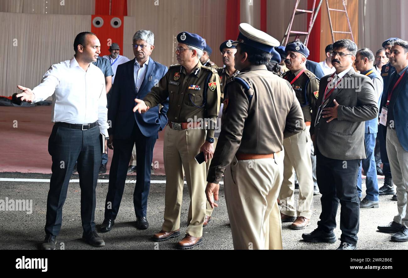 Public security section 9 hi-res stock photography and images - Alamy