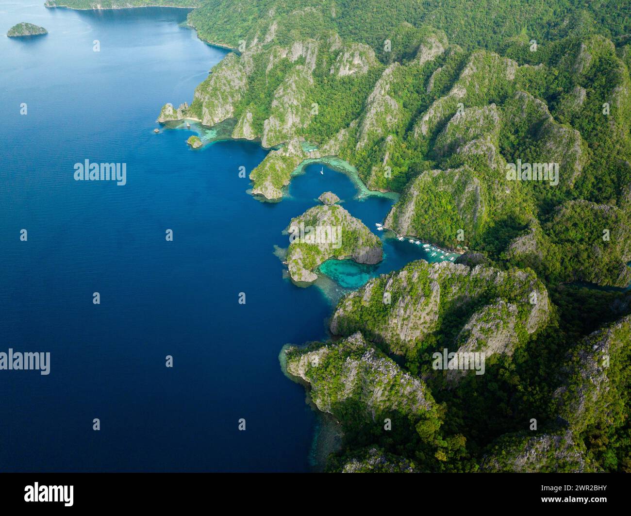 Blue sea and Lagoons with scenic limestone mountains in Coron, Palawan ...