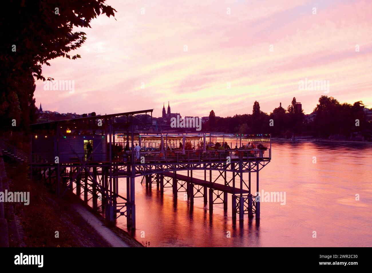 Basel's Rheinbadehaus bei Sonnenuntergang. BAsels Rhein-bath at sunset ...