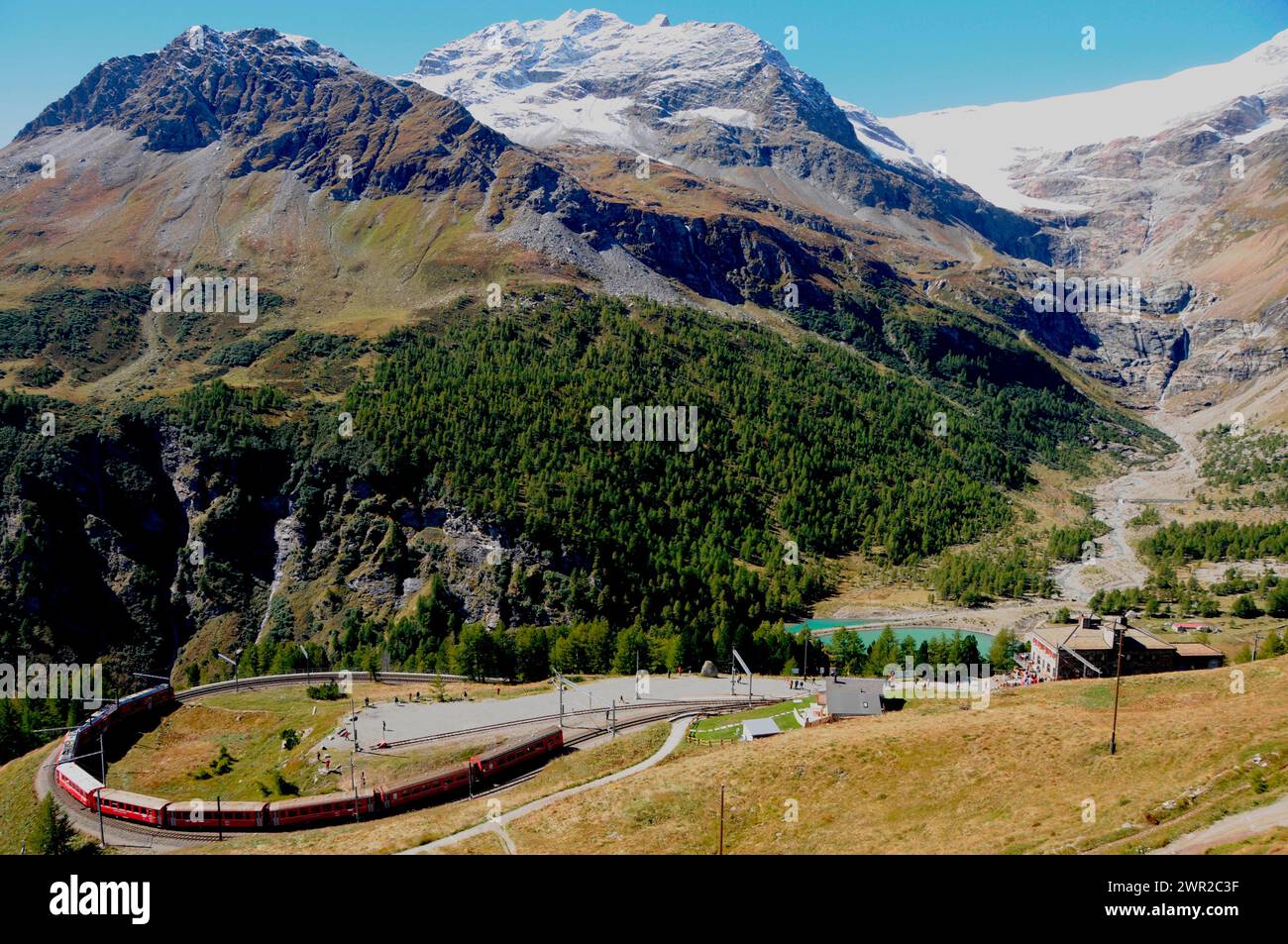 Die Bernina Bahn auf der Fahrt durch die Schweizer Alpen bei der Alp ...