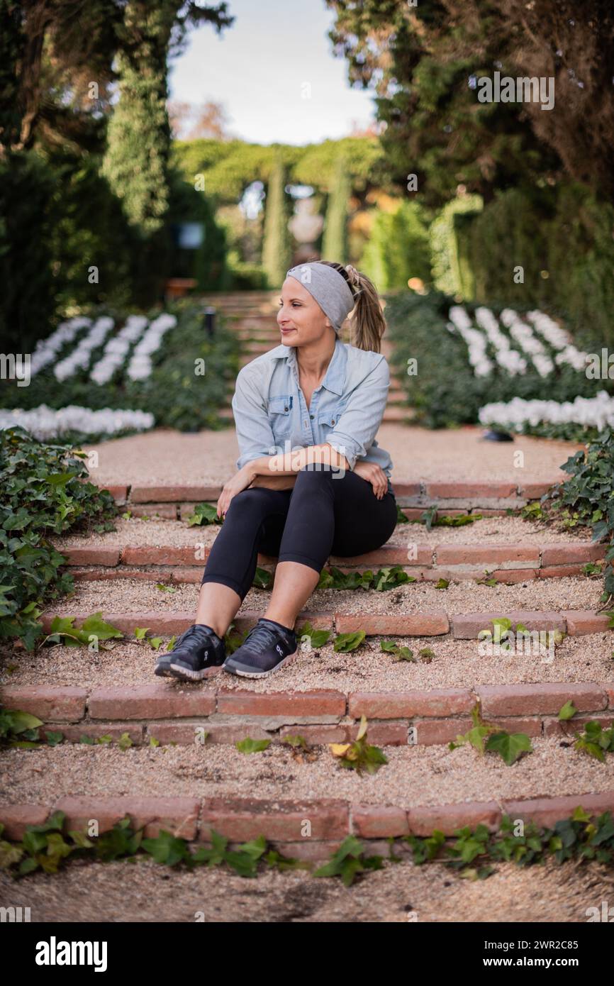 Woman sitting on steps hi-res stock photography and images - Alamy
