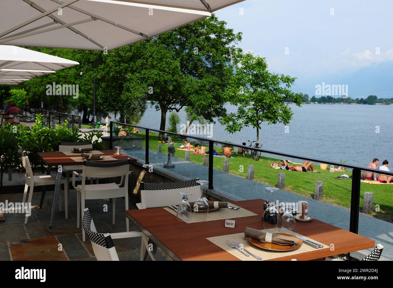 In front of the Giardino Lago Gourmet-Restaurant in Minusio is lake ...