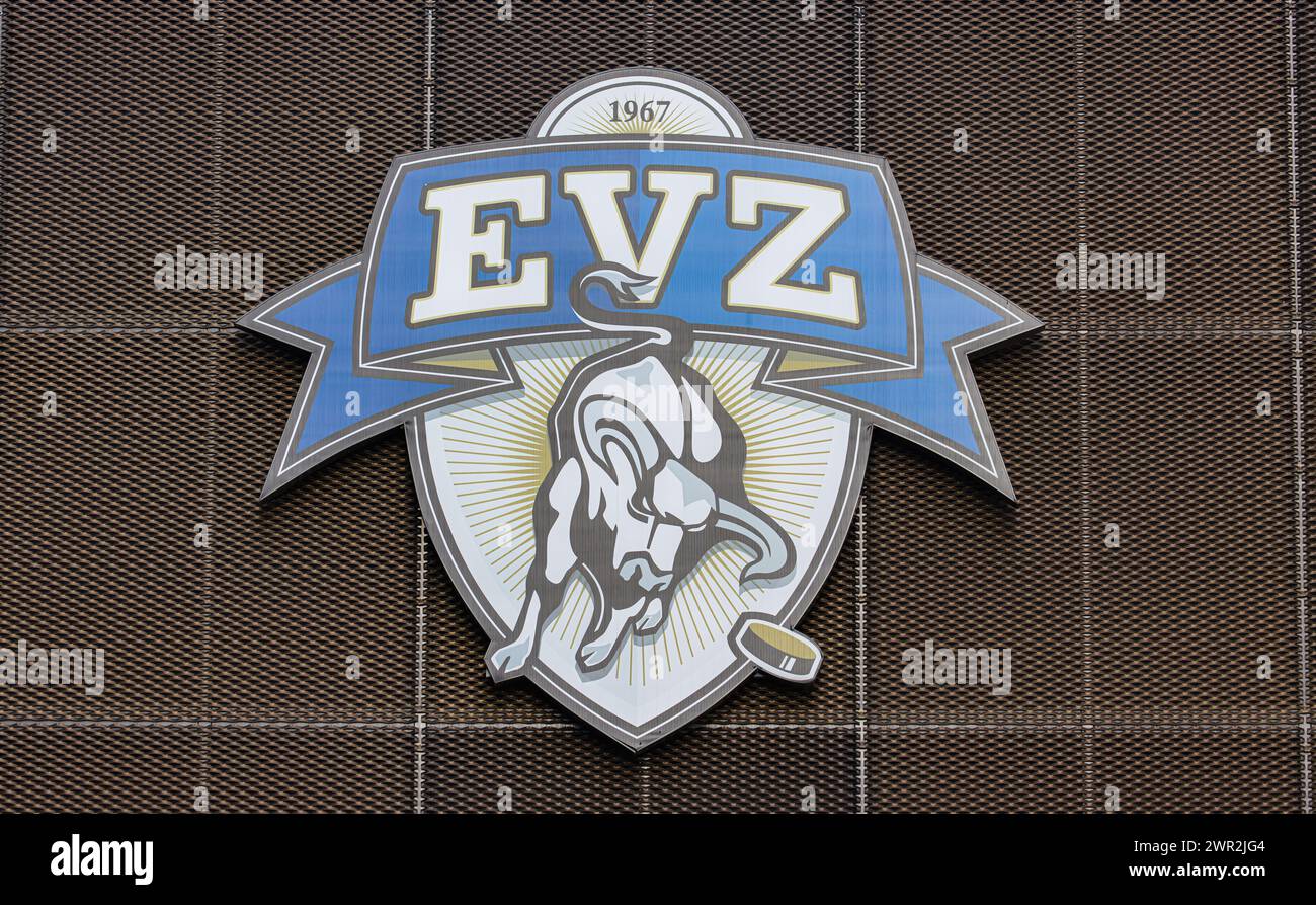 Logo des EV Zug an der Heimstätte des Eissportverein Zug der Bossard ...