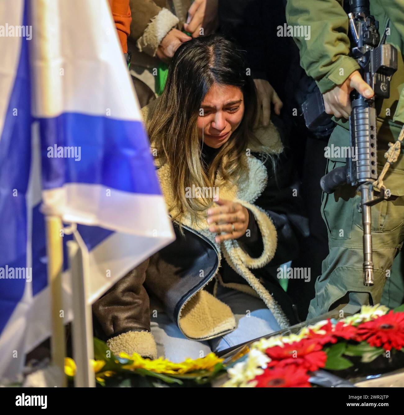 Jerusalem, Israel. 10th Mars 2024. People near the fresh grave of ...