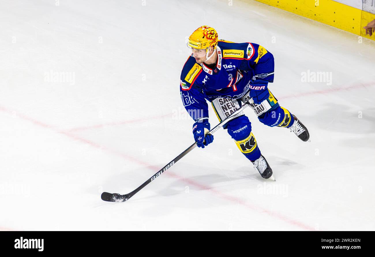 EHC Kloten Topskorer und Stürmer Axel Simic ist mit dem Puck unterwegs ...