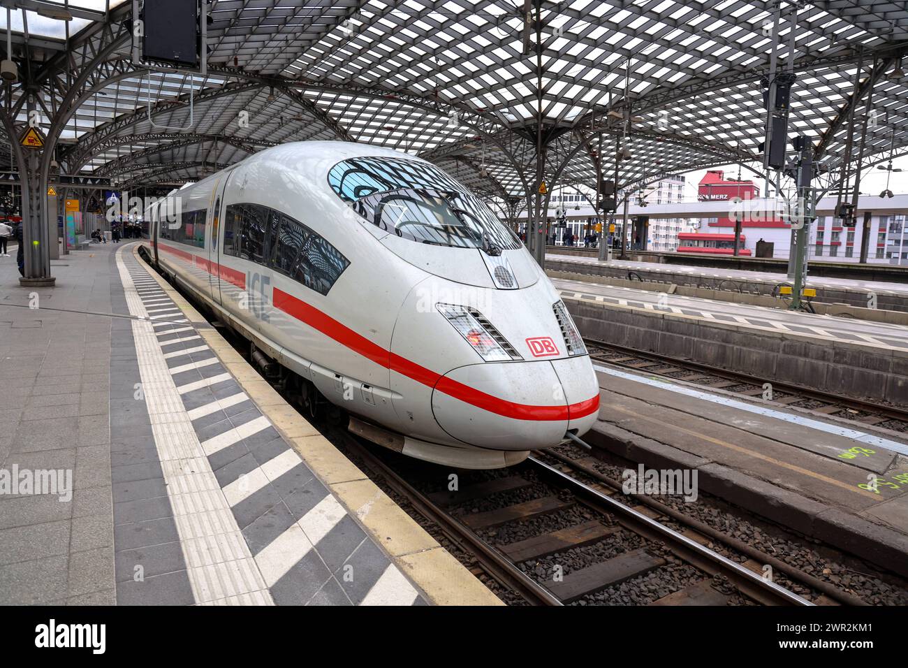 Köln Hauptbahnhof, Intercity Express Zug der Deutschen Bahn, ICE, ICE3 ...