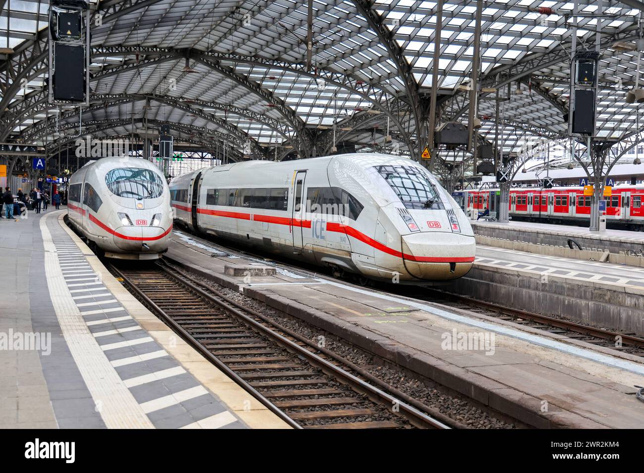 Köln Hauptbahnhof, Intercity Express Zug der Deutschen Bahn, ICE, ICE4 und ICE3 Köln, Nordrhein ...