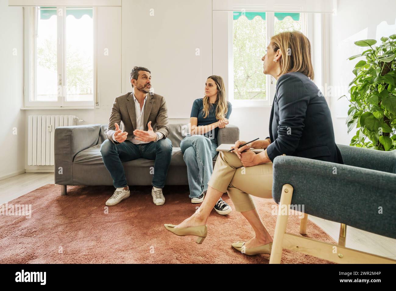 Conflict resolution hi-res stock photography and images - Alamy