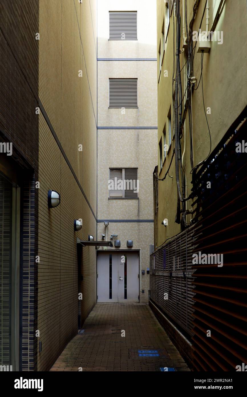 Tokyo street view Dead end alley between buildings Stock Photo - Alamy