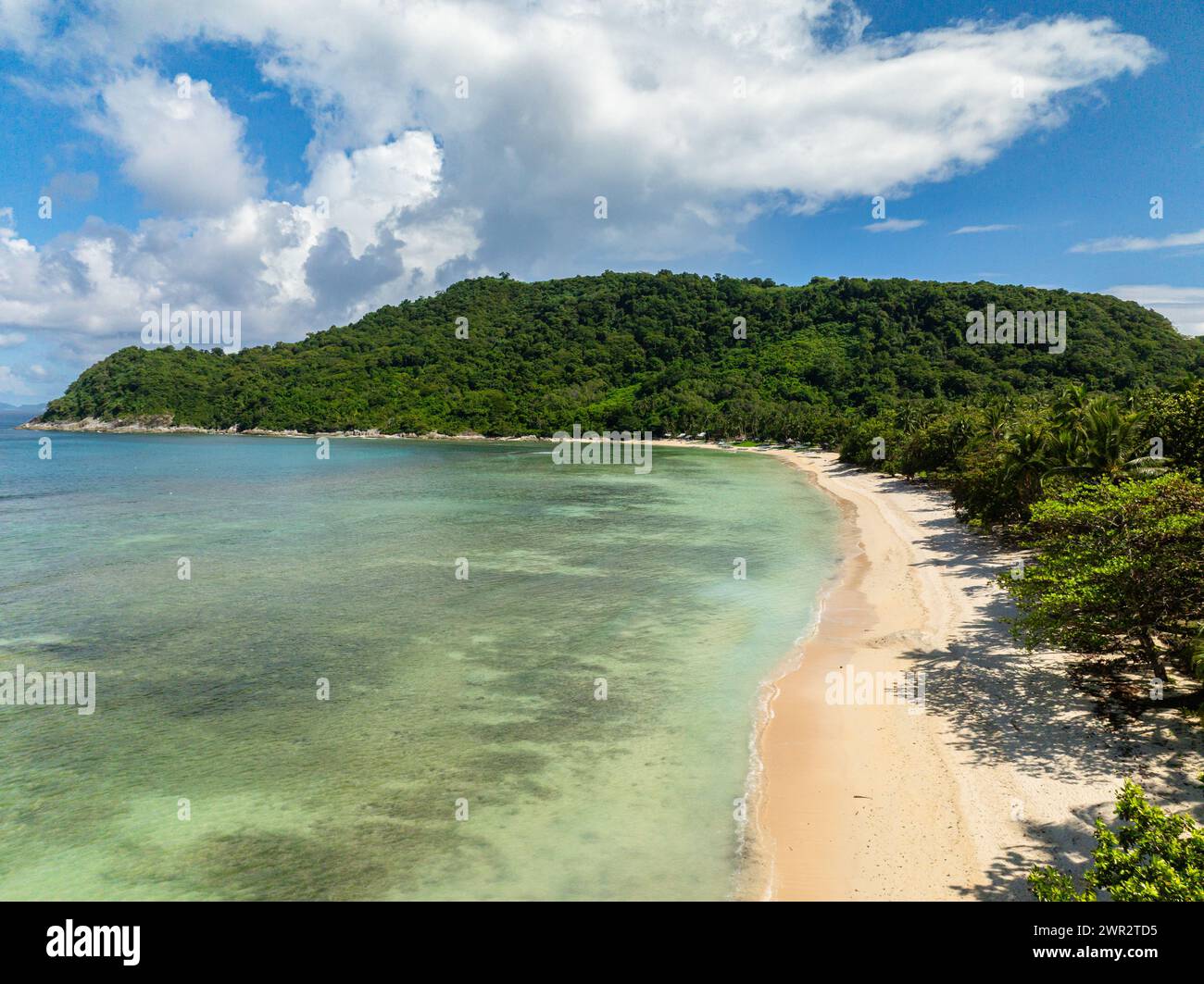 Tropical sandy beach with ocean waves. Clear sea water in El Nido ...