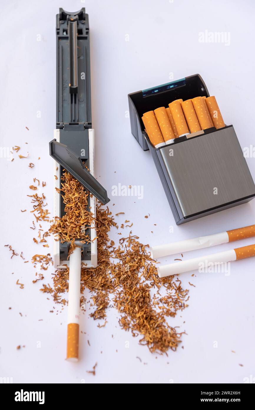 Stuffing machine for cigarette casings filled with tobacco, empty ...