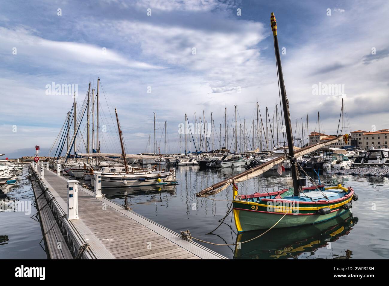 Vue du port - Barque catalane Stock Photo - Alamy