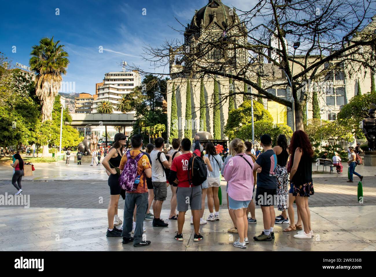 MEDELLIN, COLOMBIA - JANUARY 17, 2024: Foreing tourists with a tour ...