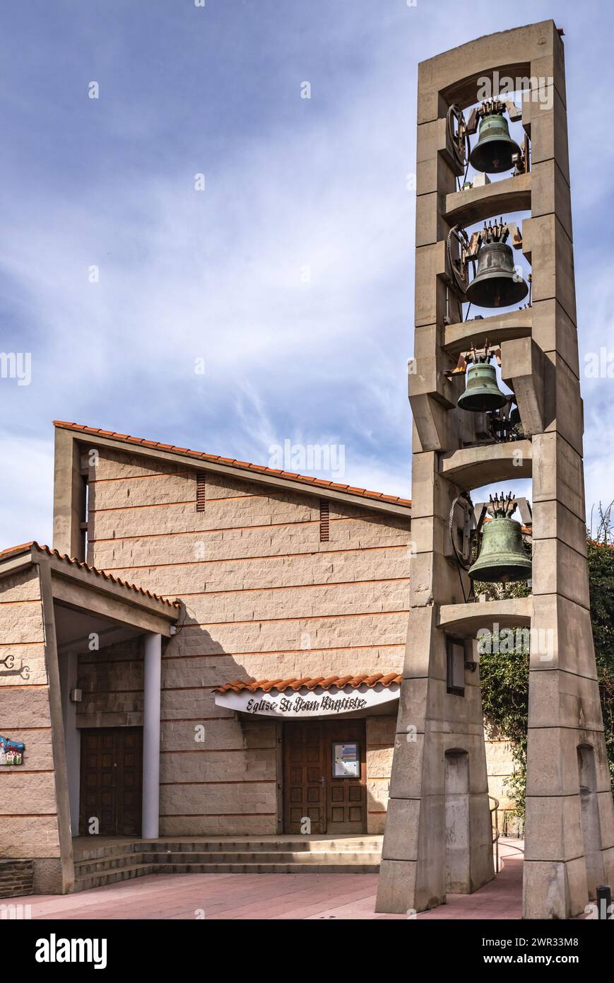 Eglise moderne Saint jean Baptiste Stock Photo - Alamy