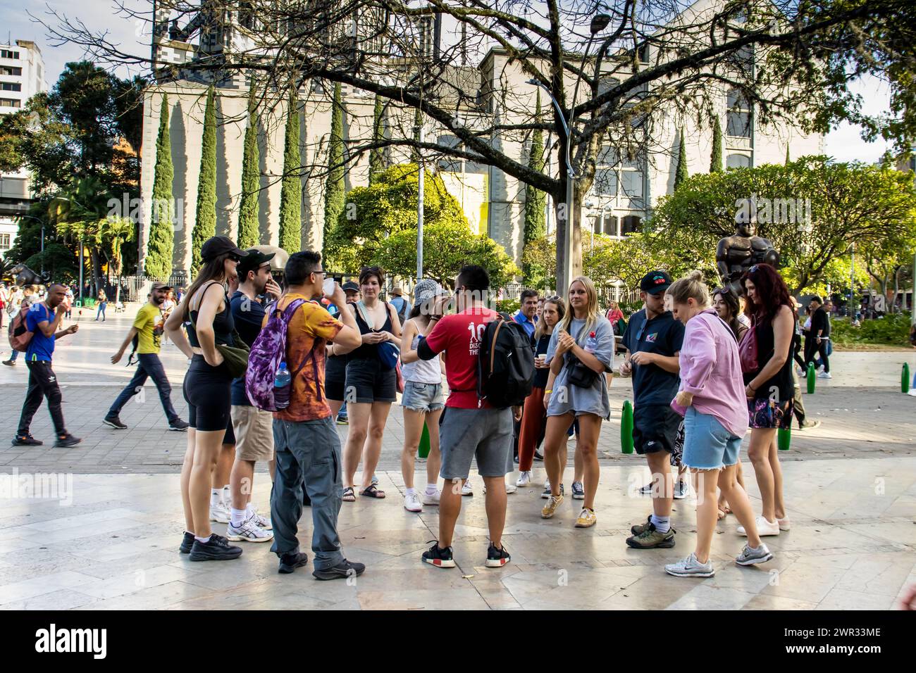 MEDELLIN, COLOMBIA - JANUARY 17, 2024: Foreing tourists with a tour ...